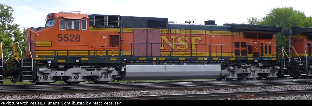 BNSF 5528